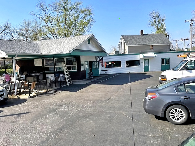 Lady Di's white-and-teal charm stands ready for hungry visitors&mdash;like a culinary castle where pancakes are the royal decree.