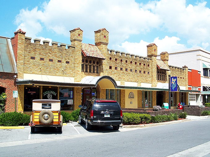 Lake Wales: Gentle living along this boulevard. Florida, with a touch of elevation—both geographic and spiritual.