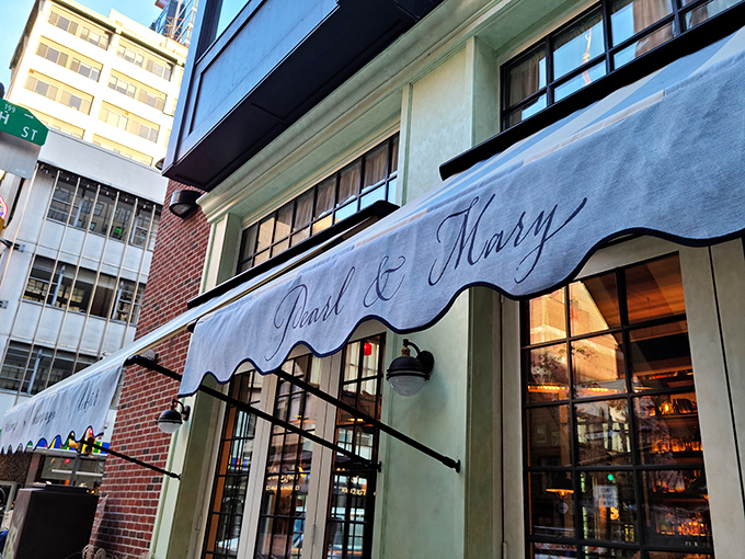 Pearl's counter setup puts you front row for the greatest shucking show in Reading Terminal Market.