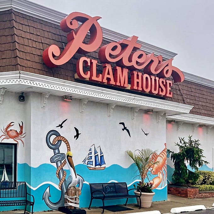 When the mural features crabs and anchors, you know you've found your seafood happy place, friends.