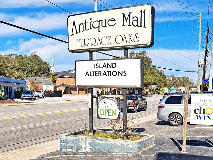 This roadside sign practically screams "turn here for treasure hunting" - and who are we to argue with destiny?