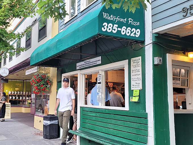 When pizza meets ocean views, every bite tastes like a mini vacation from ordinary life.