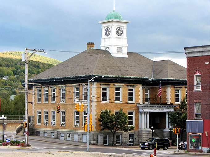 City Hall grandeur with small-town prices! Berlin's municipal masterpiece stands proudly like the architectural equivalent of comfort food.