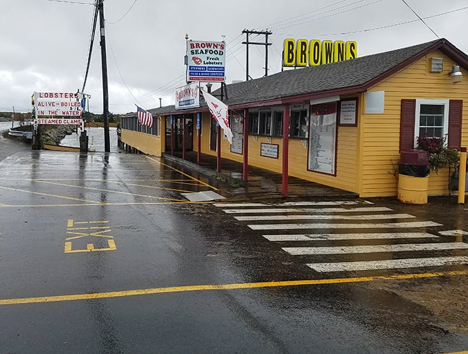 Even on rainy days, Brown's yellow walls shine like a beacon for hungry seafood lovers everywhere.