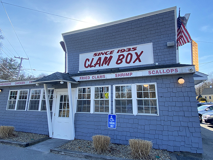 Since 1935, this iconic clam-shaped landmark has been frying up golden perfection for generations of happy customers.