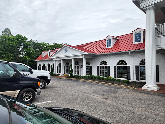 Southern elegance meets comfort food at this stately establishment. The red roof signals "stop here" to chicken pilgrims on their Kentucky journey.