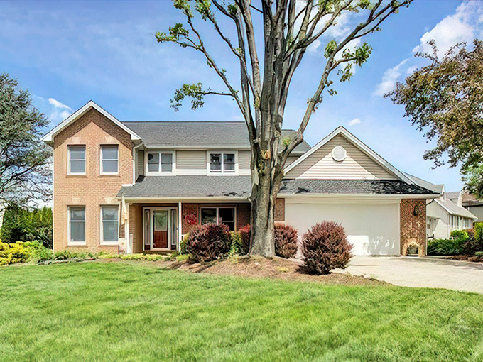 Brick and siding living in perfect harmony—like the architectural equivalent of Paul Simon and Art Garfunkel before the creative differences.