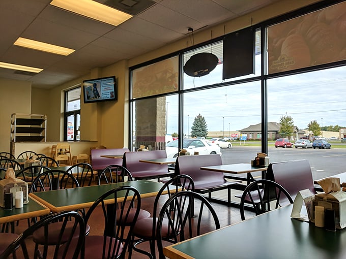 Those big windows and simple booths create the perfect stage for pie that deserves a standing ovation. 