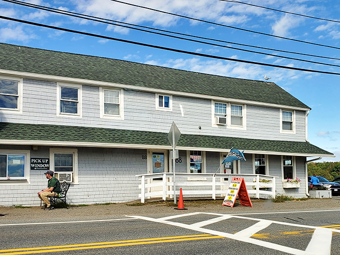 That pick-up window has launched a thousand satisfied sighs from folks tasting their first perfect clam roll.