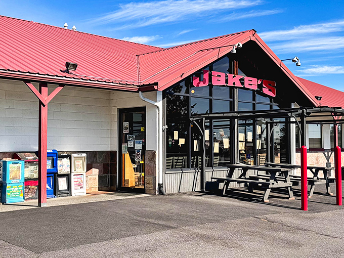 Jake's Diner doesn't need fancy frills when the food does all the talking. Those picnic tables have heard countless "mmms" over the years.
