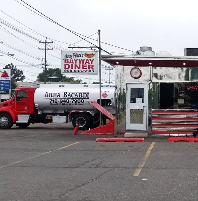 Classic chrome and red stripes create the perfect backdrop for sizzling griddle sounds and friendly neighborhood chatter.