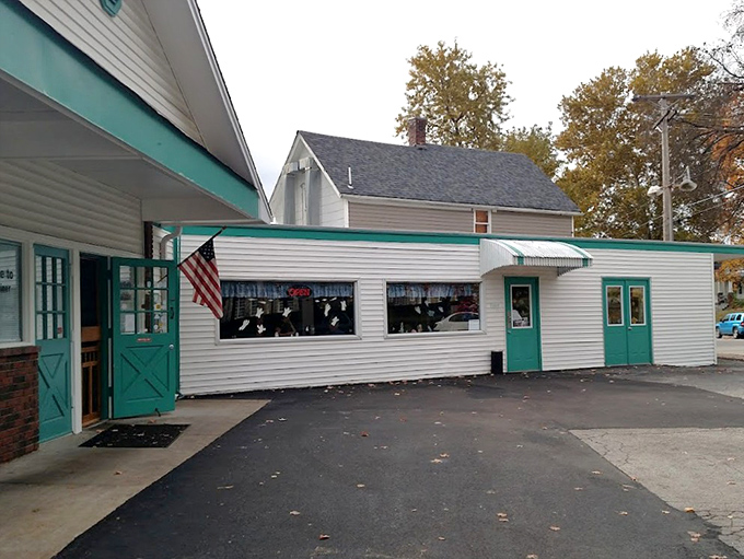 This unassuming roadside haven has been flipping eggs and filling coffee cups long before Instagram made breakfast famous.