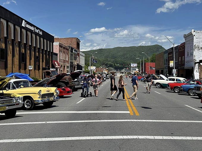 Middlesboro's unique crater setting creates a natural amphitheater where mountains cradle this special Kentucky gem.