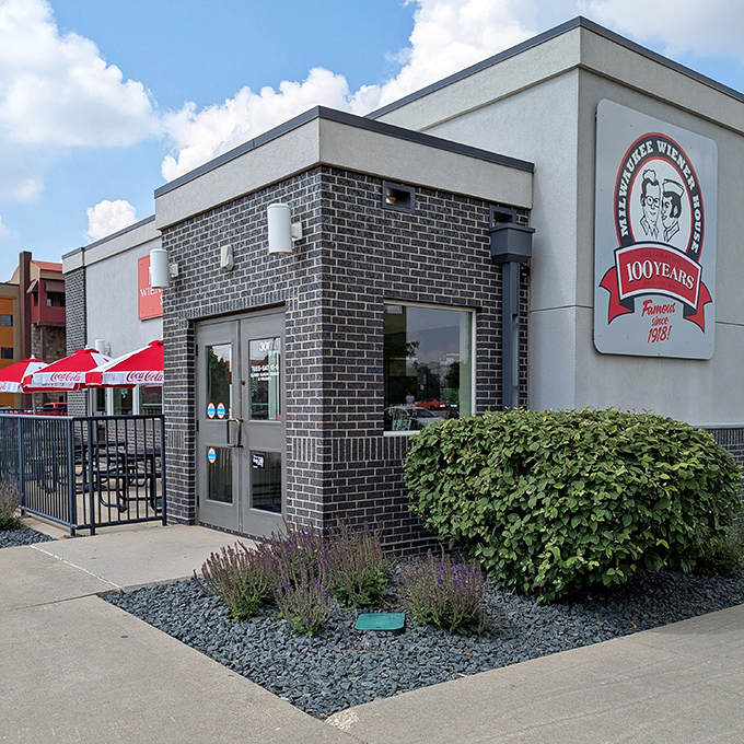 A century of serving Sioux City means they've perfected the art of the perfect dog.