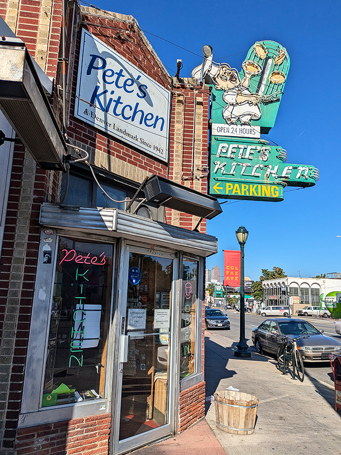 Pete's iconic green and red glow promises the kind of breakfast that built this great city.