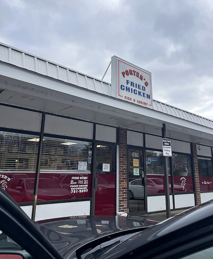 Sometimes the best treasures hide in plain sight, like this unassuming spot serving up St. Louis fried chicken gold.