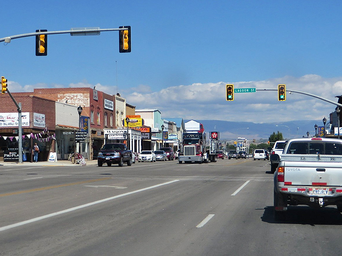 In Roosevelt, that mountain backdrop comes free with every affordable meal. Talk about a value-added experience!