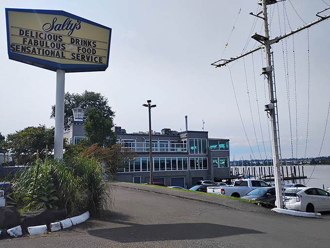 The sign promises "delicious drinks, fabulous food, sensational service" &ndash; and Salty's delivers on all three counts.