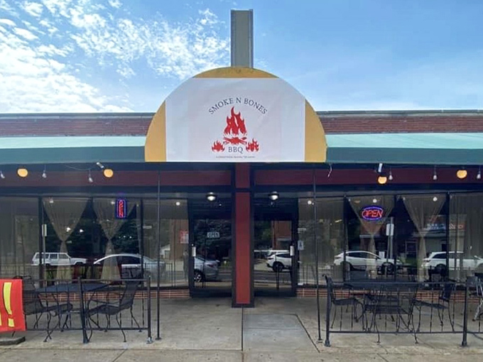 Smoke N Bones' simple storefront hides culinary treasures inside, like finding a diamond in your backyard.