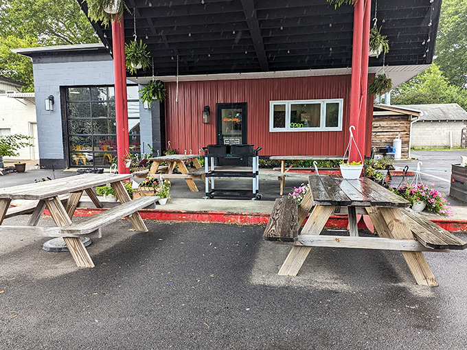 Those picnic tables have heard more "mmm" sounds than a meditation class &ndash; pure barbecue bliss! 