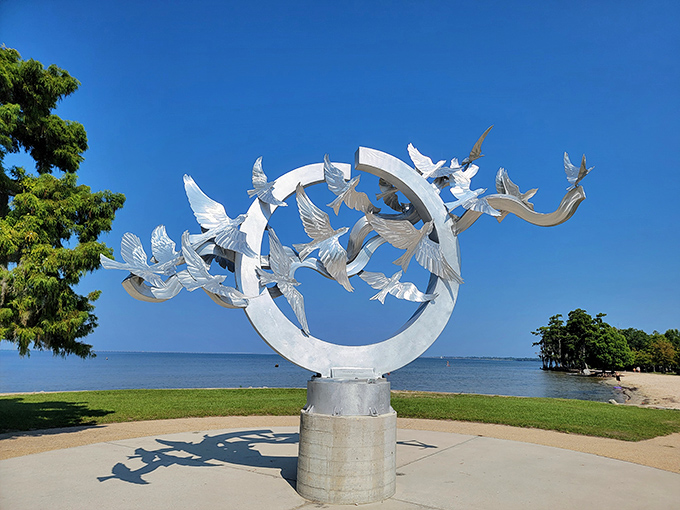 Art that takes flight! This stunning sculpture captures the spirit of freedom that permeates the park, with birds soaring against the backdrop of endless blue.e