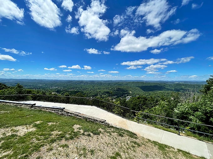 Nature's grand theater doesn't charge admission! This breathtaking overlook offers million-dollar views that make you wonder why anyone pays big-city rent.