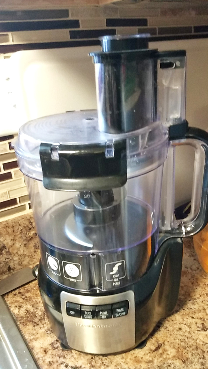 Kitchen gadget gold mine! This food processor probably whipped up someone's famous pesto before landing here, ready for your culinary adventures.