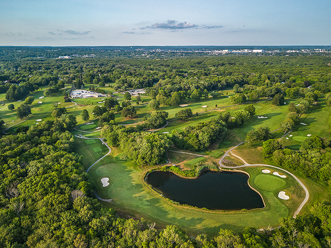 Great Neck Country Club's emerald fairways curve around a heart-shaped pond &ndash; golf with a romantic view, no Valentine required.