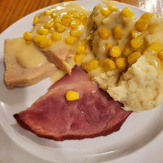 Ham and potatoes having their glamour shot moment! That glistening ham with sweet corn topping is Ohio's answer to Hollywood cuisine.