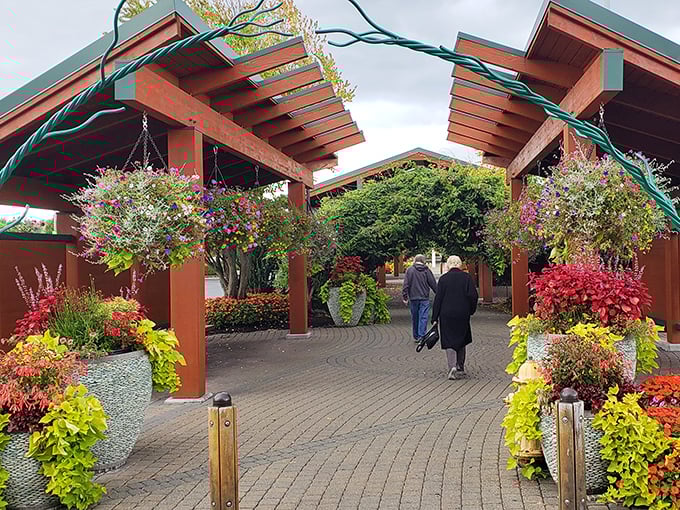 A garden pathway that proves outlet shopping in Washington doesn't have to sacrifice beauty for bargains&mdash;nature and commerce in perfect harmony.