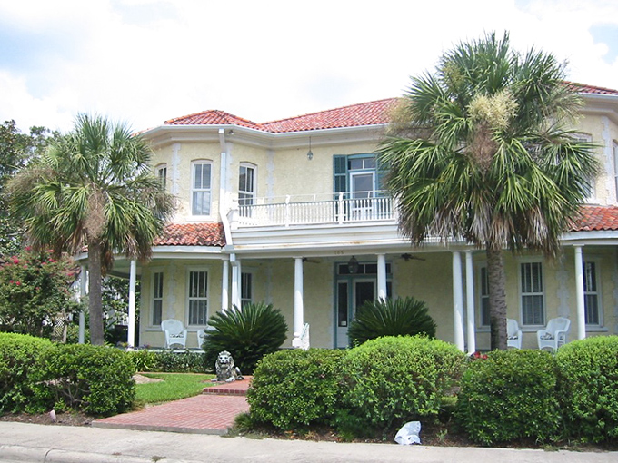 Elegant Southern homes with wraparound porches tell stories of Abbeville's gracious living&mdash;where housing costs won't force you to choose between shelter and medication.