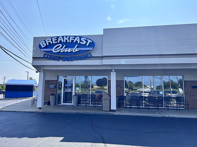 Breakfast Club's blue and white fa&ccedil;ade promises morning meals that would make John Hughes proud.