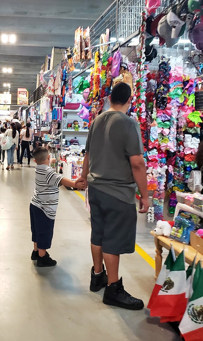 Buyer's Flea Market&mdash;where colorful chaos meets organized treasure hunting. Those hair accessories could outfit a small army of quincea&ntilde;eras!