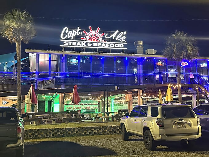 Captain Al's lights up the night like a neon beacon calling all seafood lovers to come hither and feast well.