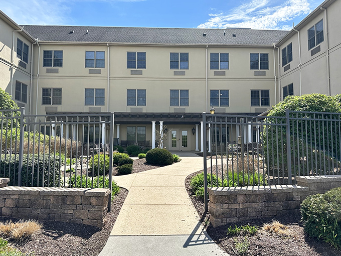 Country Meadows' clean lines and welcoming entrance say "upscale hotel" more than "retirement community." First impressions that truly last!