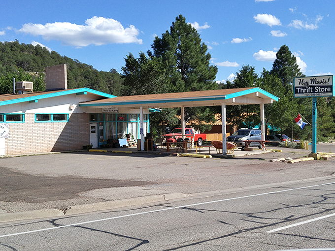 Hey Mavis! looks like it belongs in a postcard of small-town America. That turquoise trim promises southwestern charm inside!