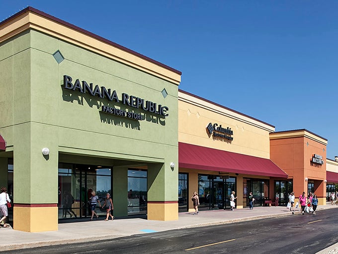 Banana Republic's cheerful green storefront at Johnson Creek Premium Outlets—where your wallet gets thinner but your closet gets happier.