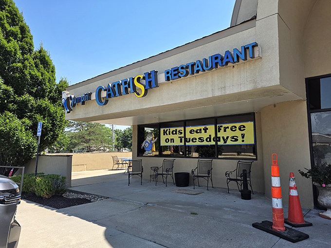 The cheerful exterior promises comfort food magic, where catfish dreams come true and hush puppies dance on your taste buds.
