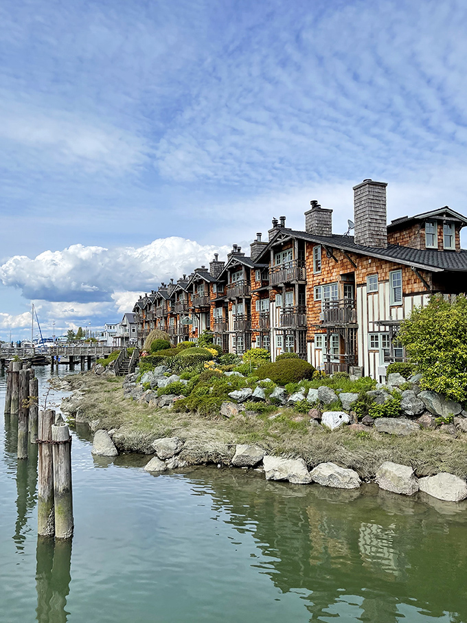 Waterfront living reaches artistic perfection in these charming shingled homes by the bay.