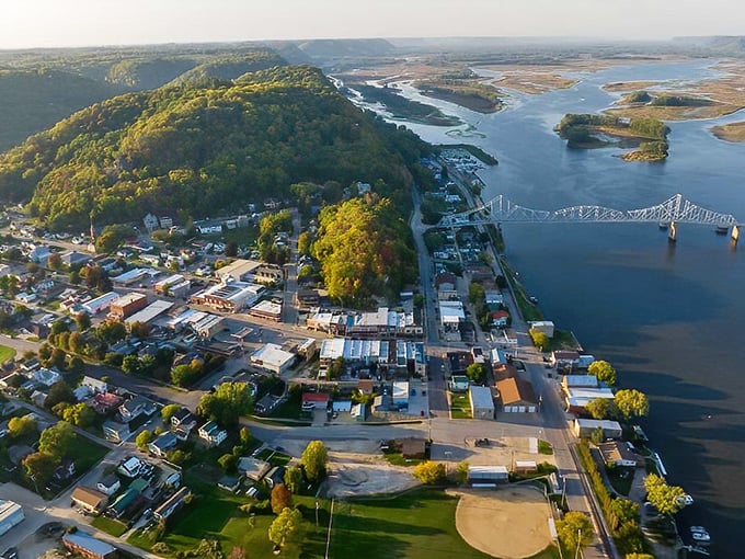 Look at this river town perched like a bird's nest between bluffs and the mighty Mississippi!