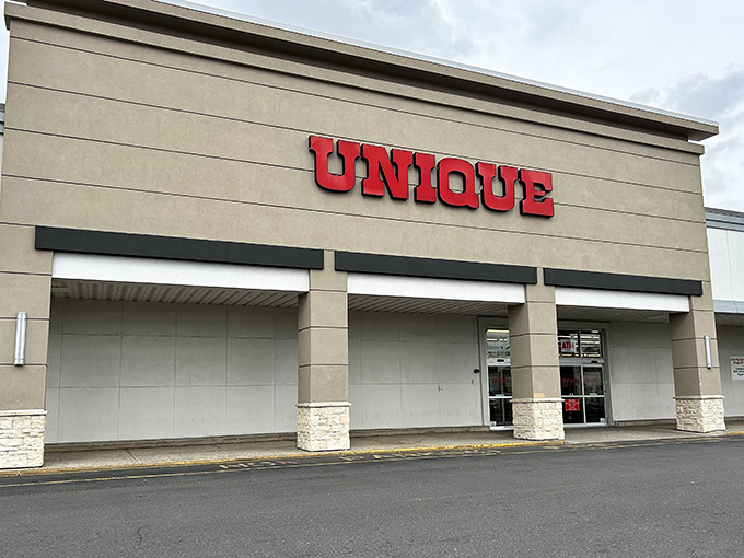 MyUnique's minimalist exterior is the Clark Kent to its Superman interior&mdash;an unassuming facade hiding extraordinary thrifting powers within.