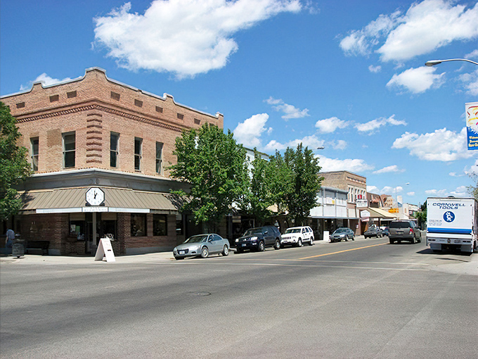 Ontario's wide streets leave room for both your car and your retirement dreams.