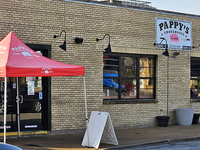 Pappy's brick-and-mortar simplicity lets the smoke do the talking&mdash;and it's telling you to come inside now.