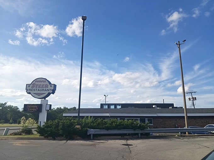 This roadside classic with its bold red trim might not win beauty contests, but its breakfast skillets have a devoted fan club.