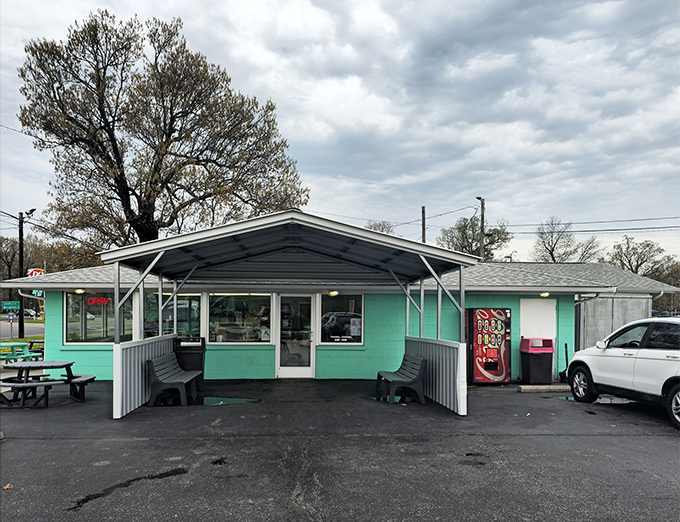 Starnes' mint-green exterior is like a BBQ oasis on the horizon. Your stomach will thank you for stopping.