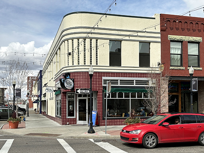 The Snakebite's corner location makes finding fantastic food as easy as following your nose to nirvana. 