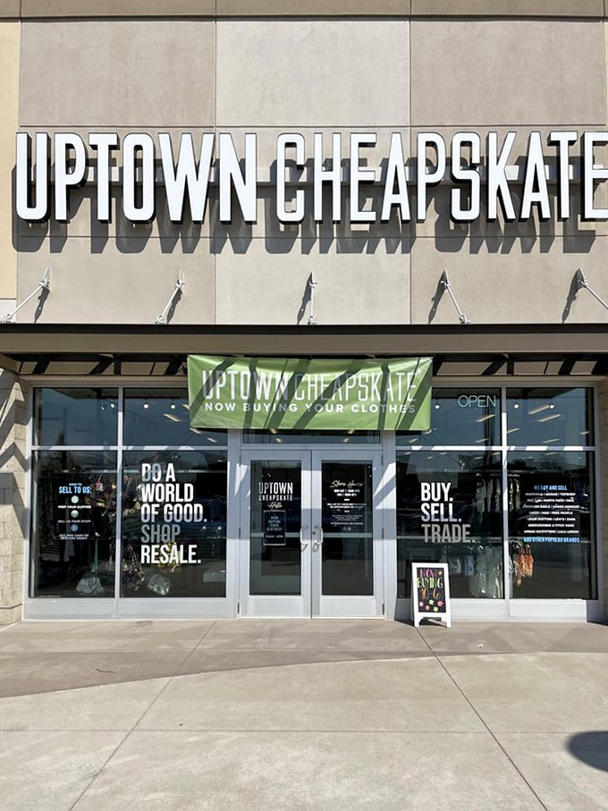 Holland's Uptown Cheapskate brings that "Do a World of Good" philosophy right to your neighborhood shopping experience. 