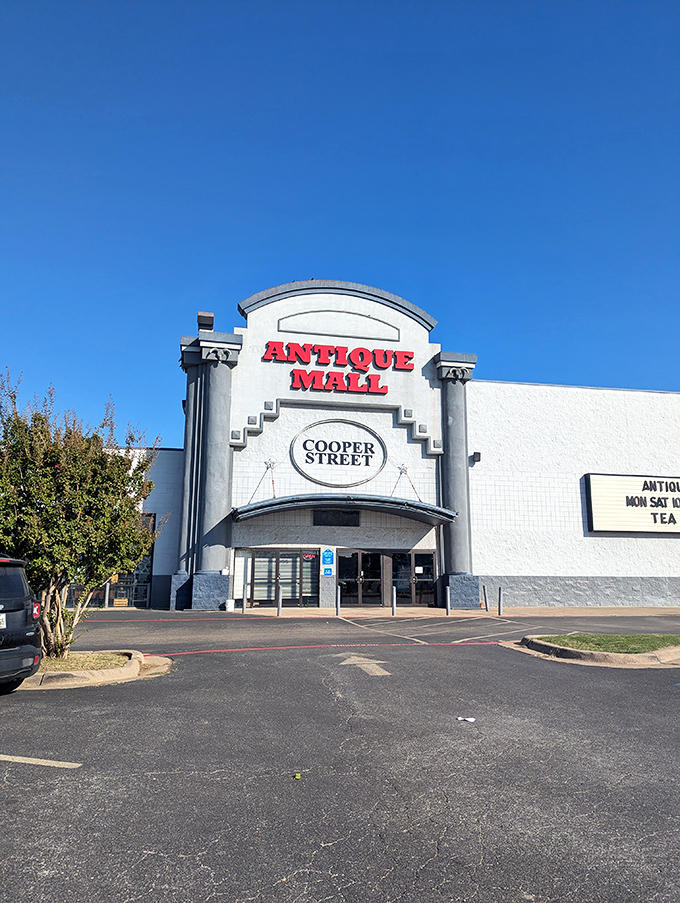With its dramatic columns and curved facade, this antique mall turns shopping into a main attraction.