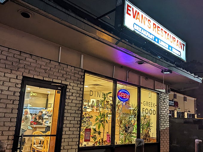 Night or day, Evan's glowing windows beckon with the promise of gyros for breakfast. Who says you can't have feta before noon?