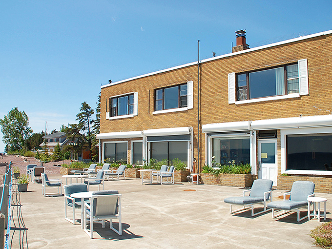 Sunlight, lake breezes, and easygoing charm&mdash;this lakeside retreat captures the relaxed spirit of Grand Marais.
